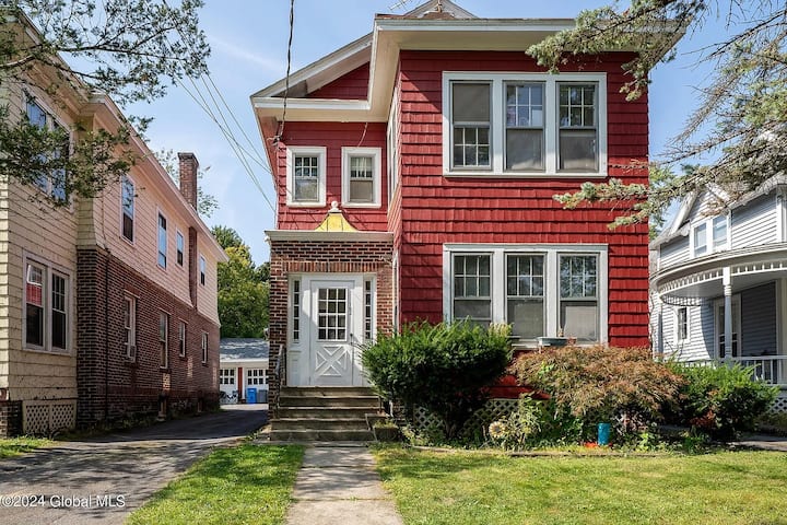 Centralized Home In 5 Star Area W/parking - 올버니