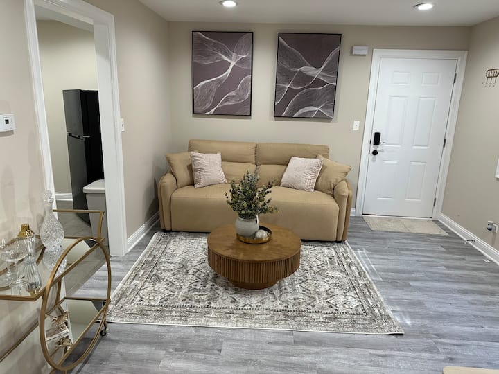 The Minimalist Retreat | Modern & Cozy - Worth, IL