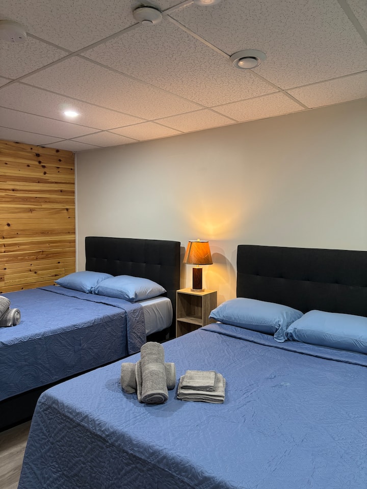 4 Mins Walk To The Beach, 2 Queen Beds, Motel Room - Port Elgin