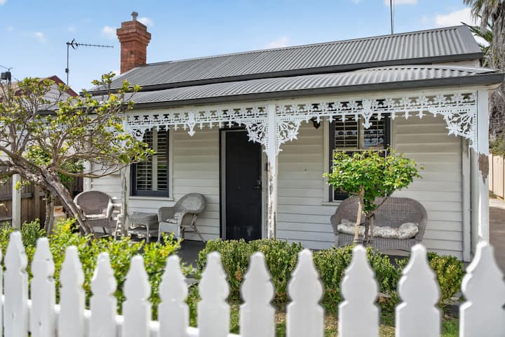 Miners Cottage By Lake Neangar | Yard & Bbq - Bendigo