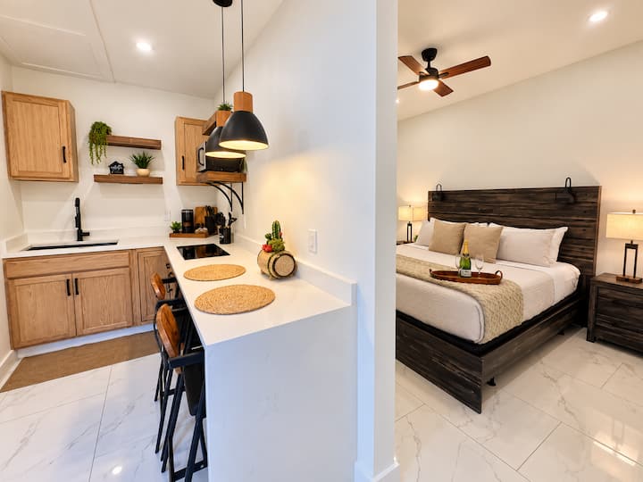 Private Studio With King Bed & Cozy Patio - Cape Coral, FL