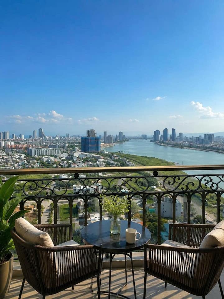 Infinity Pool, Golden Building & Han River View - Da Nang
