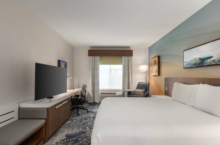 Cozy 1 King Hotel Room - Isla Vista, CA