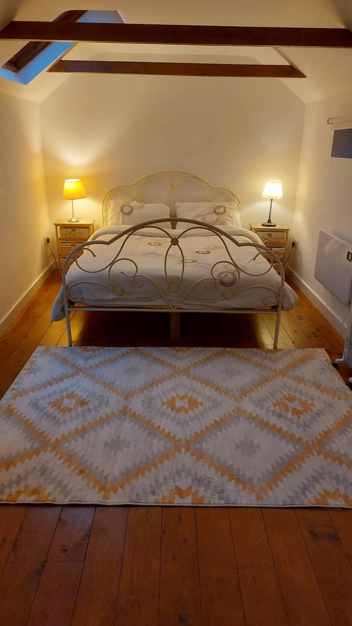Exterior Studio Room, Kitchenette And Parking - Crawley