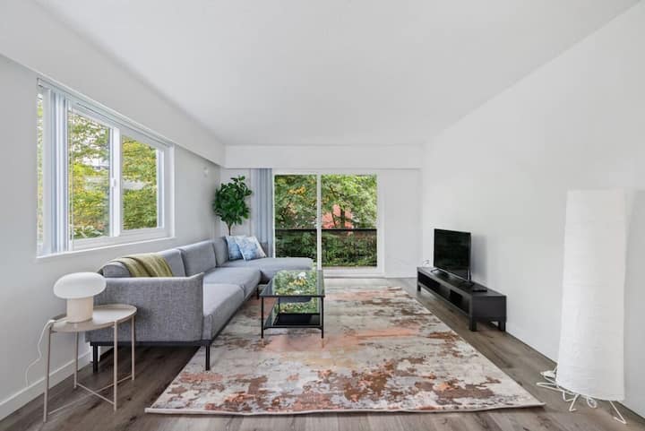 Stylish 1br Suite W/ Balcony, Steps To Main Street - Vancouver