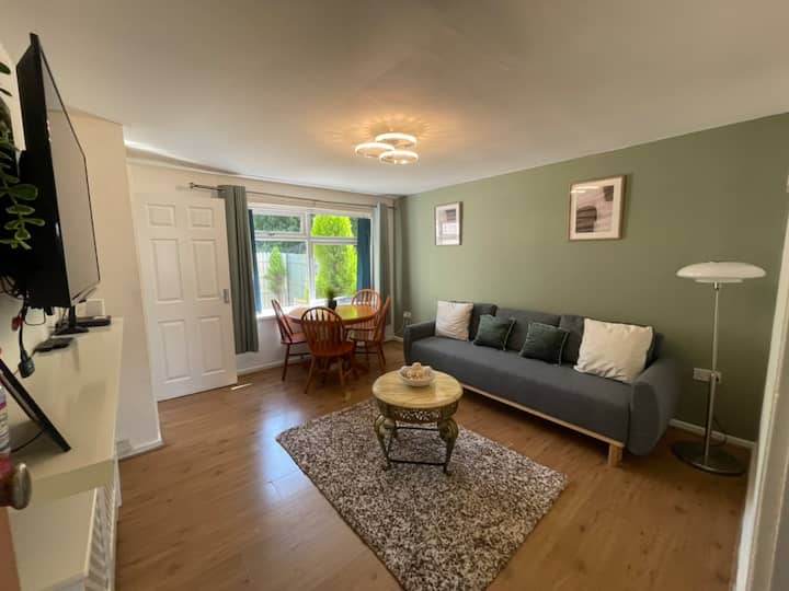2 Bedroom House | Access To Leeds | Free Parking - Leeds
