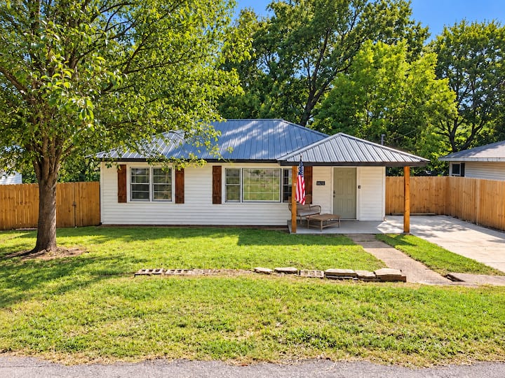 Guntersville Getaway | Comfort & Charm - Guntersville, AL