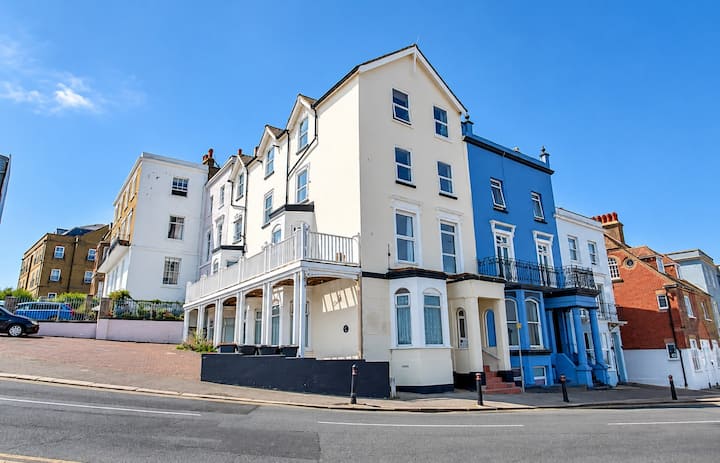 Sea-view Herne Bay Apartment | Parking | Sleeps 5 - Herne Bay