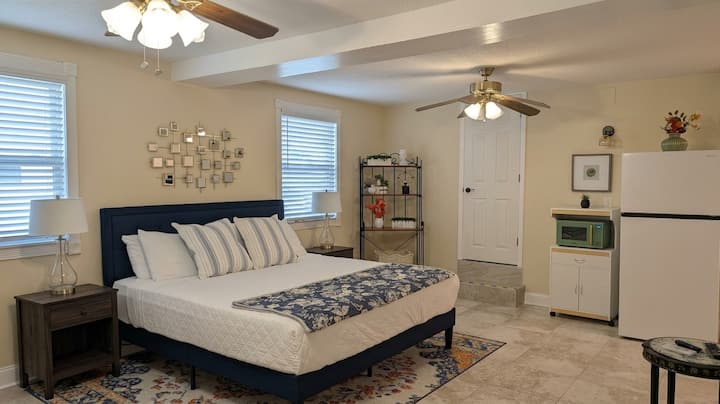 Garden Gate Apartment: Spacious &King Bed & Gazebo - Clermont, FL