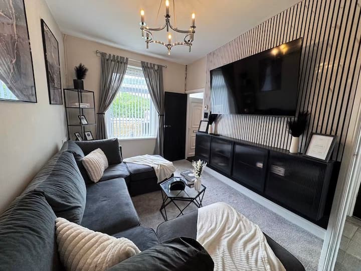 Modern Ferndale Getaway | Whole House - South Wales