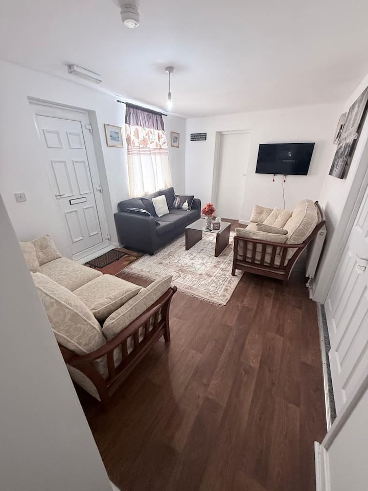 Three Bed Hylton House Near City Centre - Sunderland