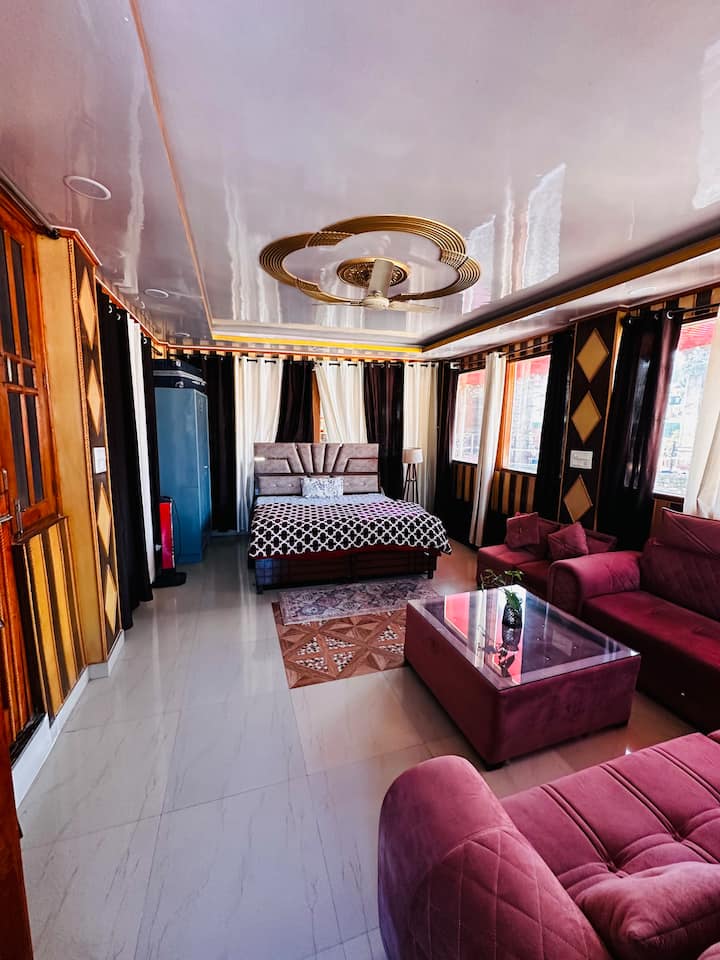 A Sunny Glass House In The Hills | Mountain Views - Solan