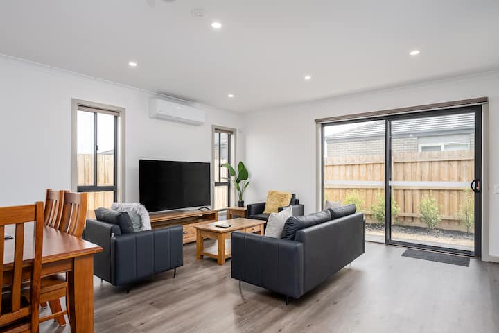 The Kenmore Retreat Home | Garage | 3br 3bath - Clyde North
