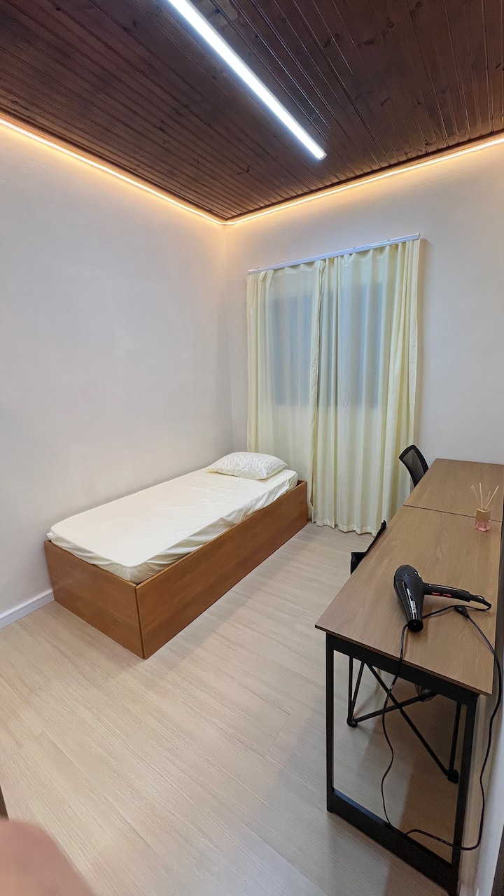 Quarto Charmoso Com Espaço Home Office - Poá