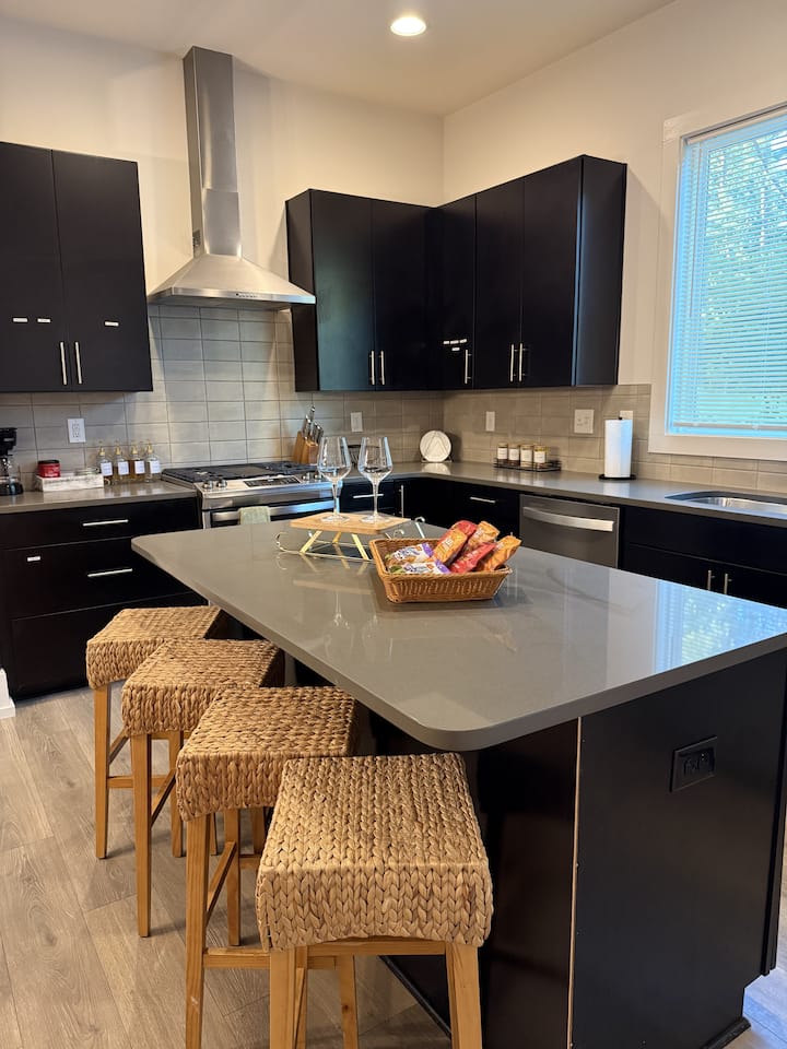 Beautifully Decorated Home Near Uptown Charlotte! - Charlotte, NC