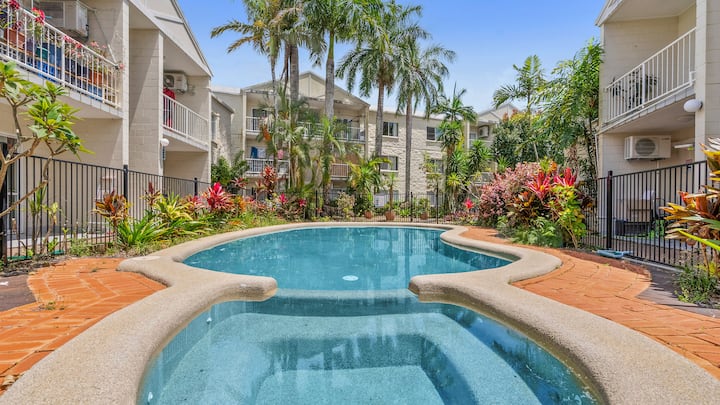 Bungalow Poolside Hideaway | 2br | 2bath | Wi-fi - Cairns