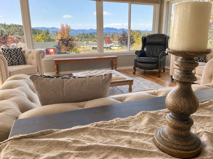 Bluebird Knoll: Cozy Farmhouse Near Town - Oregon
