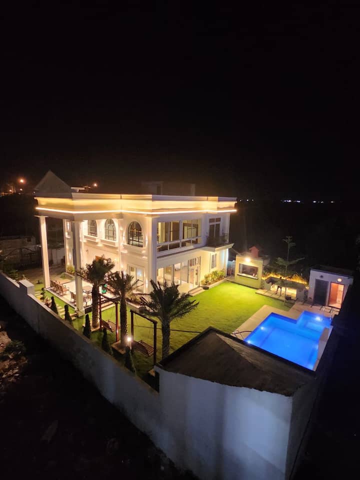 Royal Spanish Villa
Classy And Luxurious - 하이데라바드