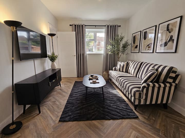 New 3 Bed Detached House With Off-road Parking - Horsham