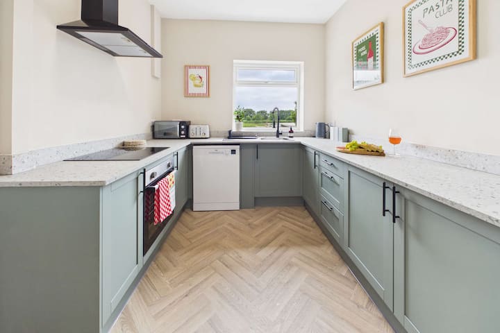 4-bed House | Sleeps 9 | Wi-fi 50+ Mbps | Parking - Wakefield, UK
