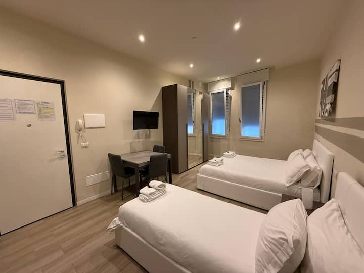 Camera Con Tre Posti Letto, Cucina E Bagno Privato - Piacenza