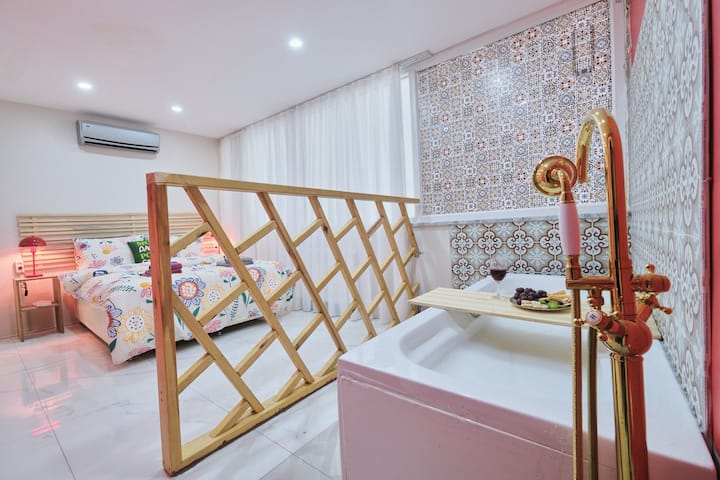 Jacuzzi And Spacious Balcony | Delight Suite - İstanbul