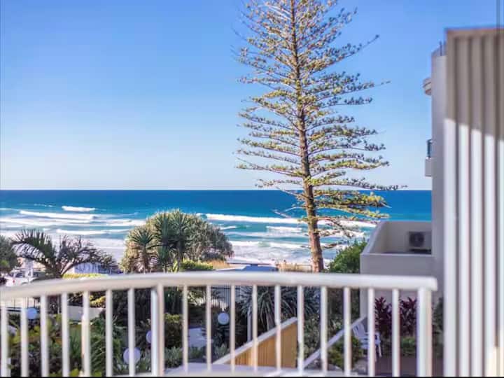 Sunrise Ocean Views · Beachfront Apartment W/ Pool - Australia