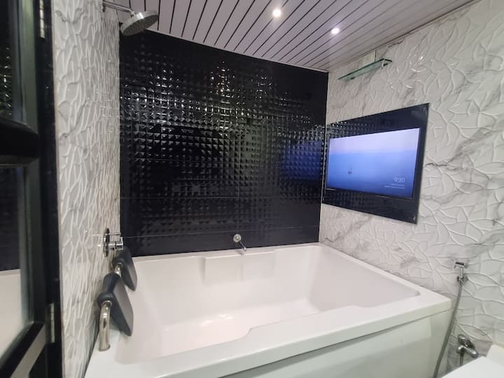 Vintage Fairylit 1bhk | Cinema Bath | Open Dining - Mumbai