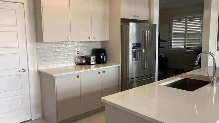 4 Bedroom Daincity Delight With Canal Views - Port Colborne