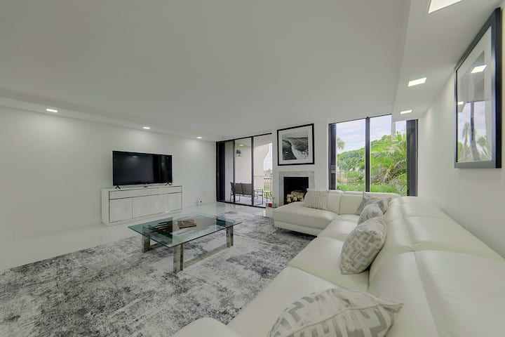 Relax Poolside, Walk To Ocean! Hillsboro Beach Gem - Boca Raton, FL