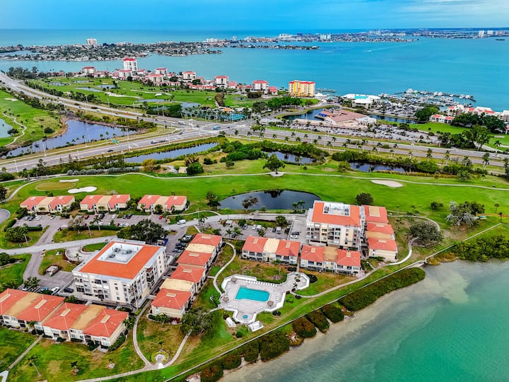 Relaxed Island Living Condo Golf Course Views - St. Petersburg, FL