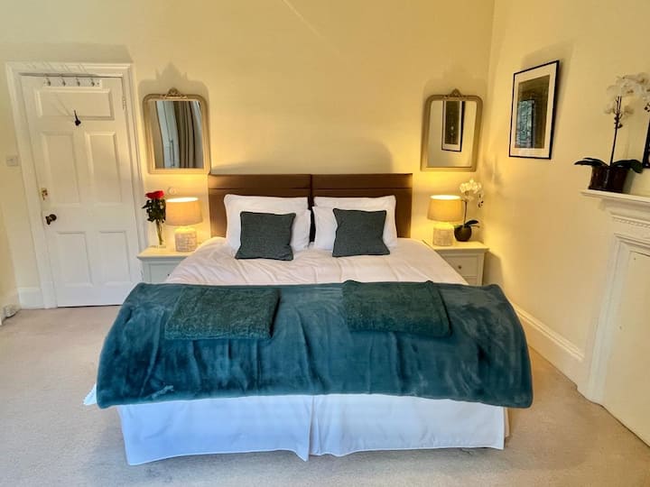 Cotswold Bedroom With Private Bathroom - Castle Combe