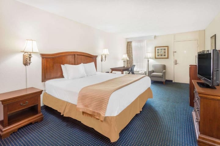 Rocky Mt Suite | Pool. Breakfast. Free Parking - Rocky Mount, NC
