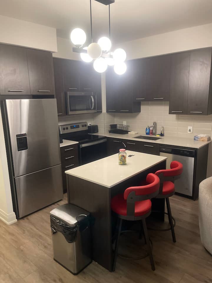 Modern & Stylish Condo / Cozy City Getaway ! - Grimsby