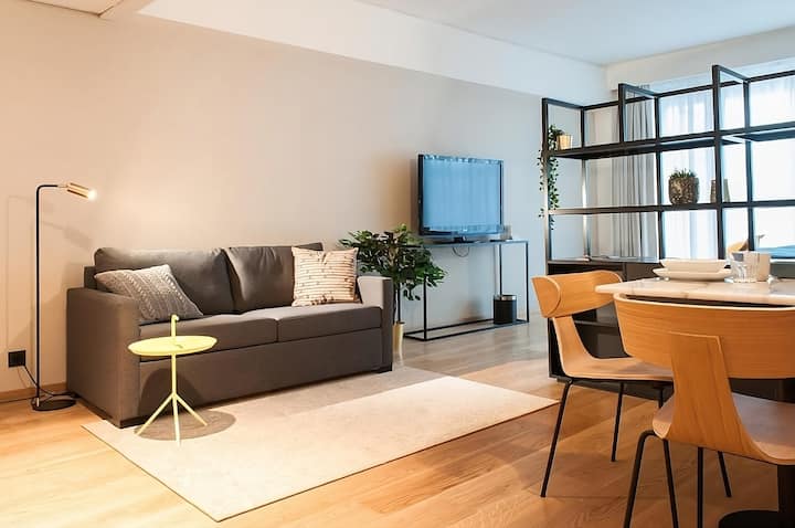 Top-floor 1br W/ Kitchen | 0.25 Mi To The Station - Belgique