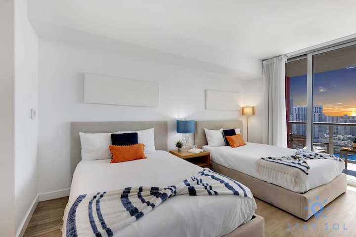 Spacious Gorgeous Studio W/ Stunning Views + Pool - Hallandale Beach, FL