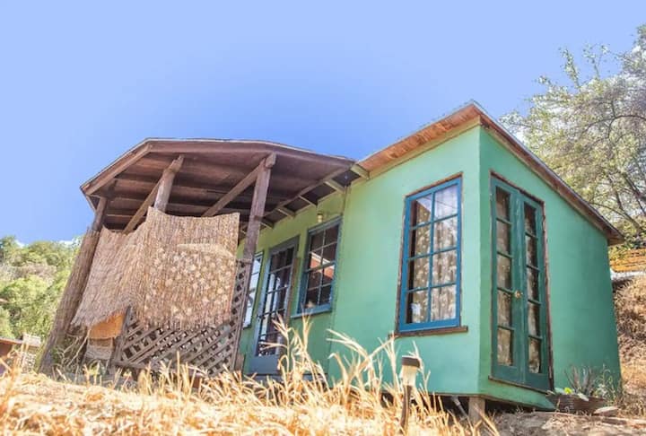 Quaint Mountain Cottage W/ Private Trails + Creek - Los Angeles