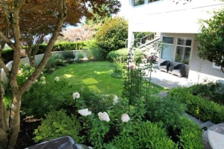 Private One-bedroom Garden Suite In West Vancouver - West Vancouver