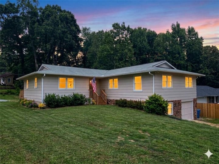Renovated Home In Quiet Lake Community - Cumming, GA