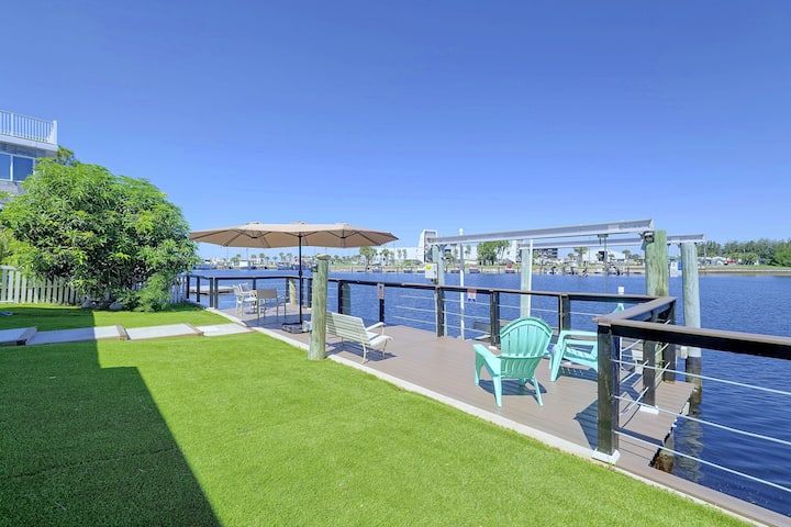 Right On Canal! Sleek Home Near Gulf Coast Fun - Hudson, FL