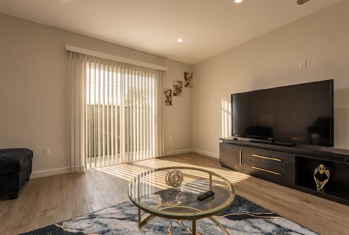 Cozy Stay Away - Burbank, CA