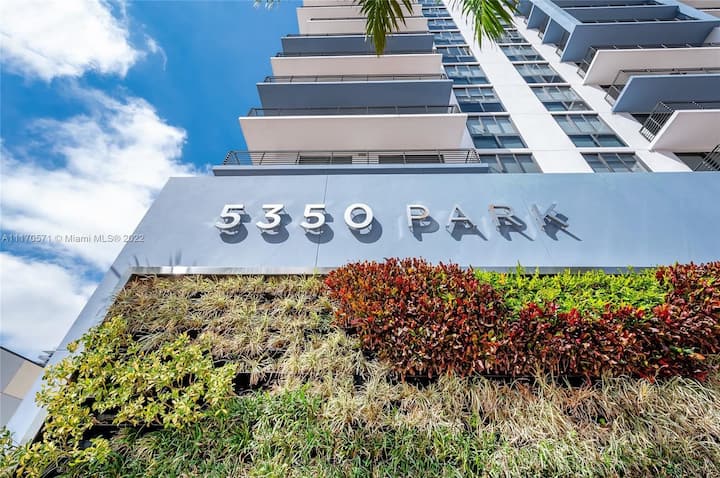 Downtown Doral 2 Bed 2 Bath 1 Parking - Doral, FL