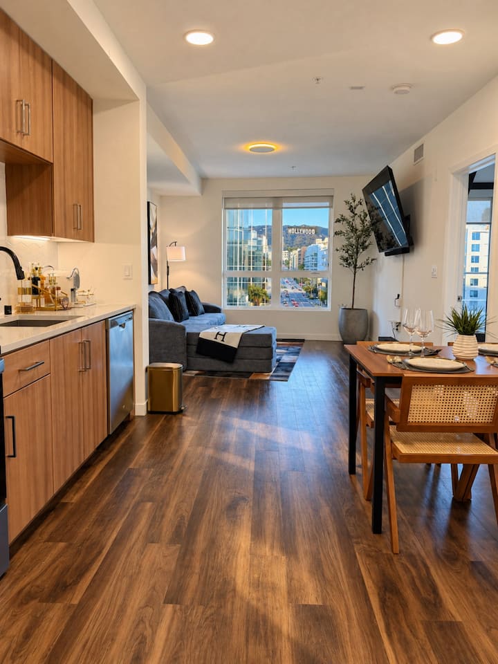 Hollywood Sign Views | Top-floor 1br | Pool | Gym. - Burbank, CA