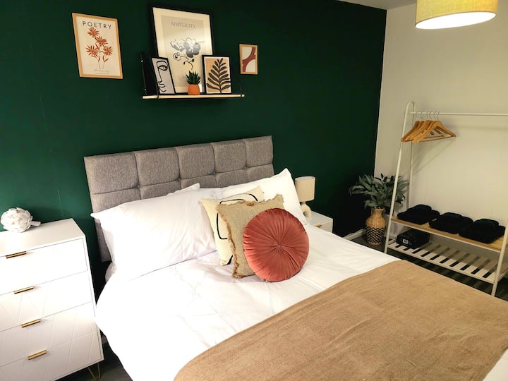 Stylish Stay For Family And Friends | South Leeds - Leeds