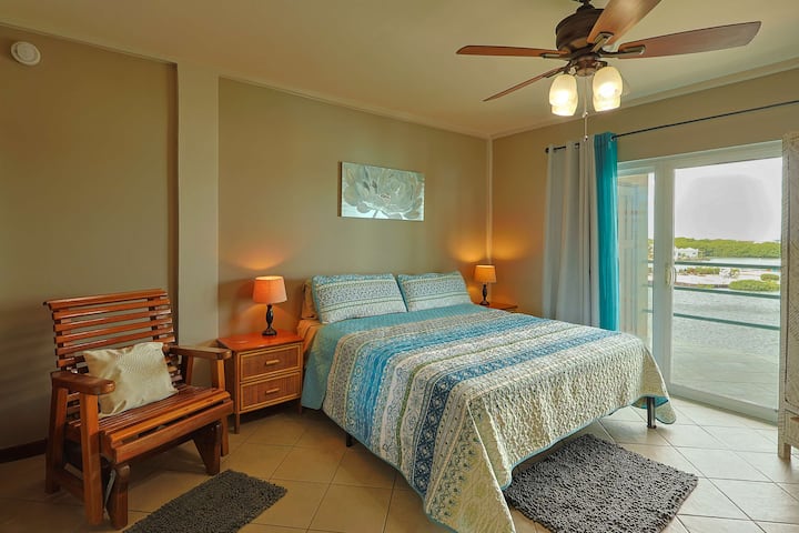 Renovated Ocean-view Condo With Pool At San Pedro - Belize