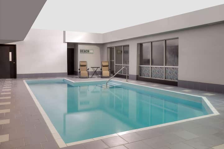 King Suite | Travelodge Miramichi | River View - Miramichi