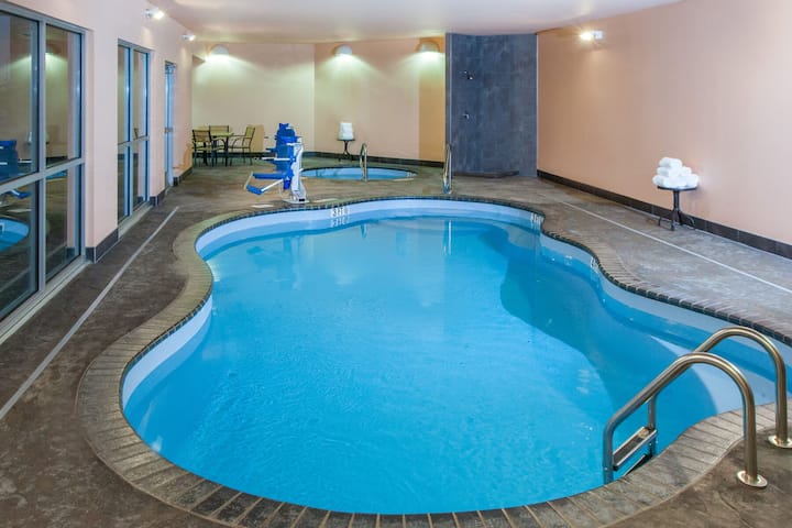 Baymont Grand Forks | King Suite | Free Parking - Grand Forks, ND