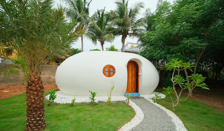 The Flintstones House - Luxury Cave Stay - India