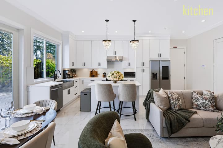 Luxurious Private Home | Sleeps 8 In Coquitlam - Coquitlam