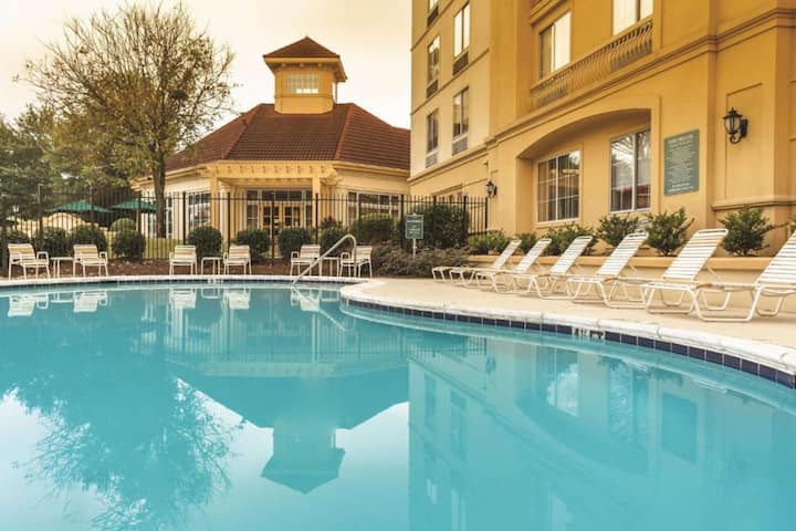 Truist Park Nearby + Free Parking & Breakfast - Atlanta, GA